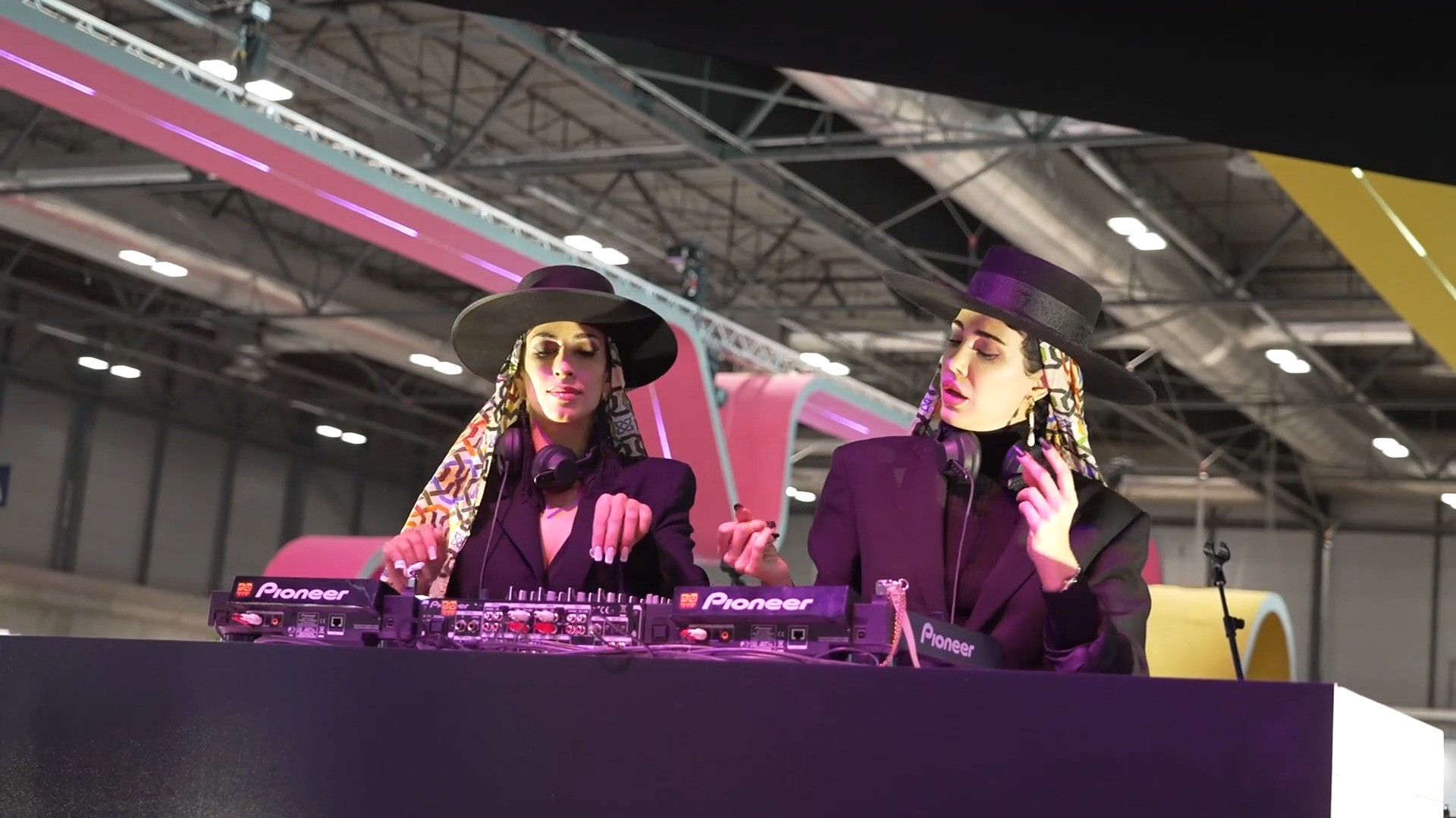 Mëstiza le dio ritmo y color a Fitur 2023 – tres60.travel